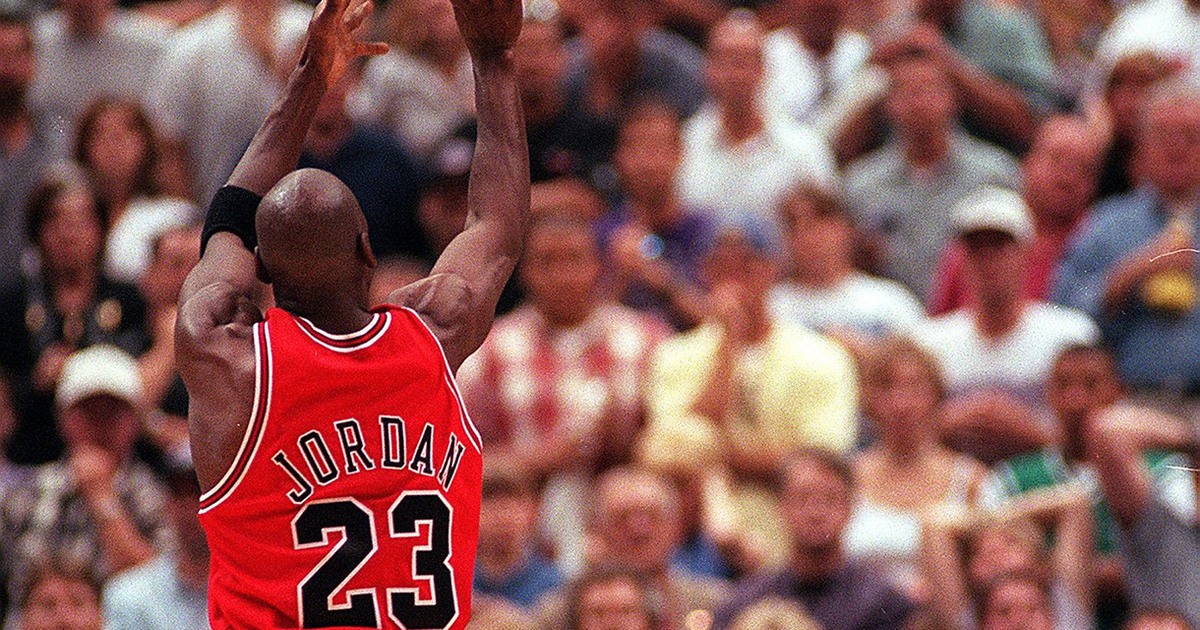 Un maiou din echipamentul sportiv al lui Michael Jordan s-a vândut cu ...