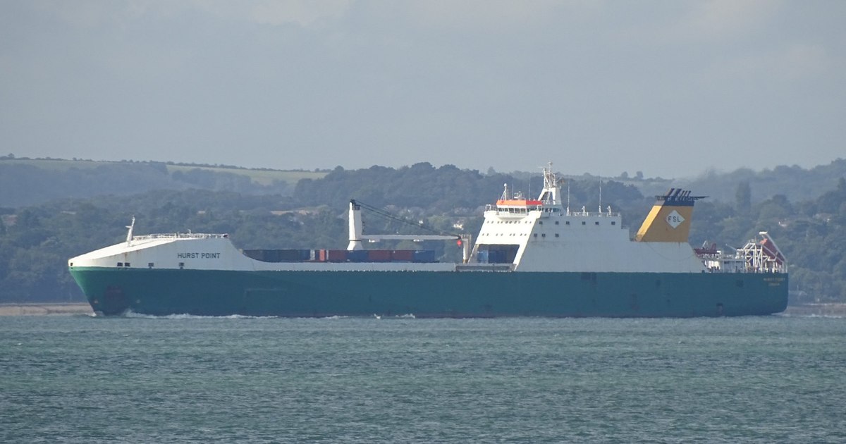 Sute de vehicule militare britanice au fost încărcate pe feriboturi cu ...