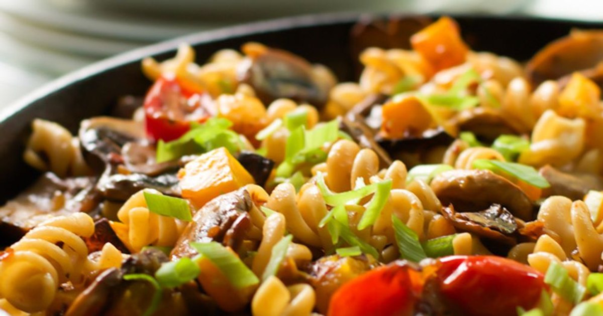 Preparat de post: Fusilli cu ciuperci și multe legume | adevarul.ro