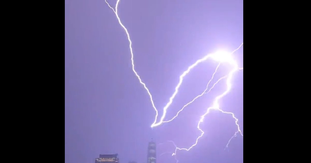 Imagini spectaculoase cu Freedom Tower din New York lovit de fulger ...