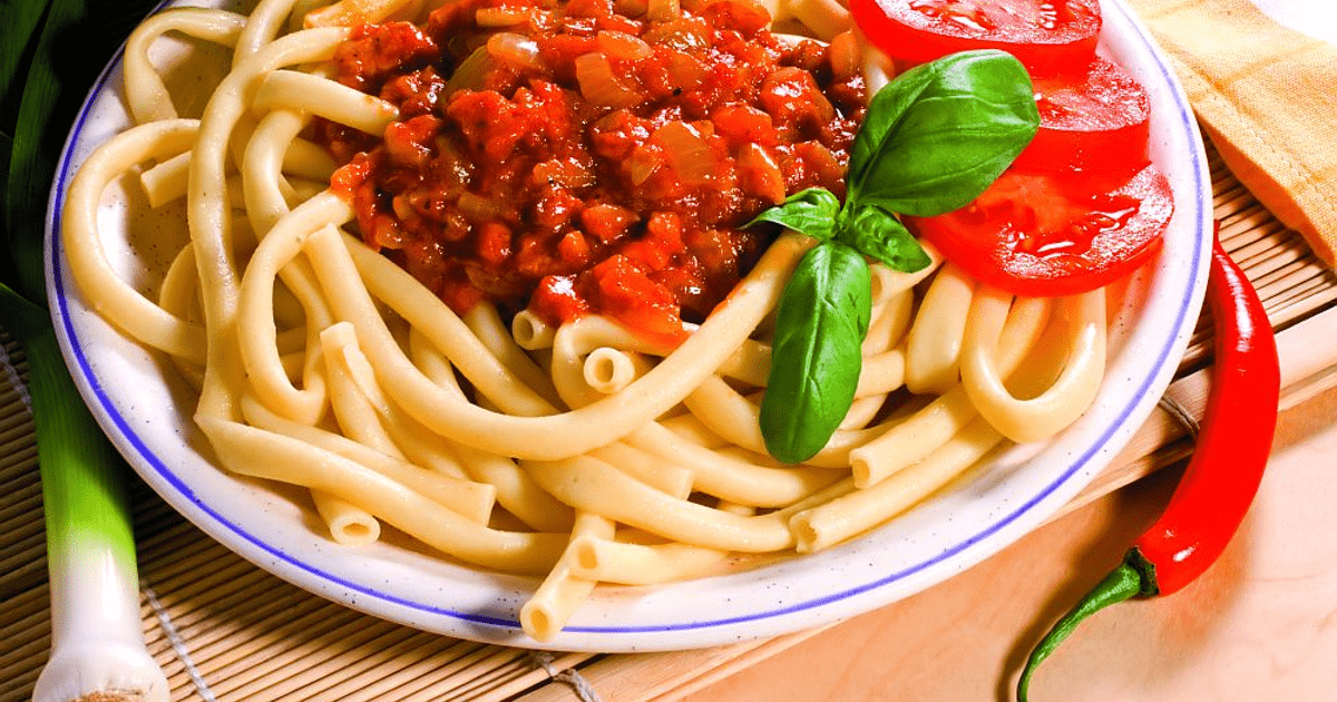 Macaroane cu carne şi sos de roşii