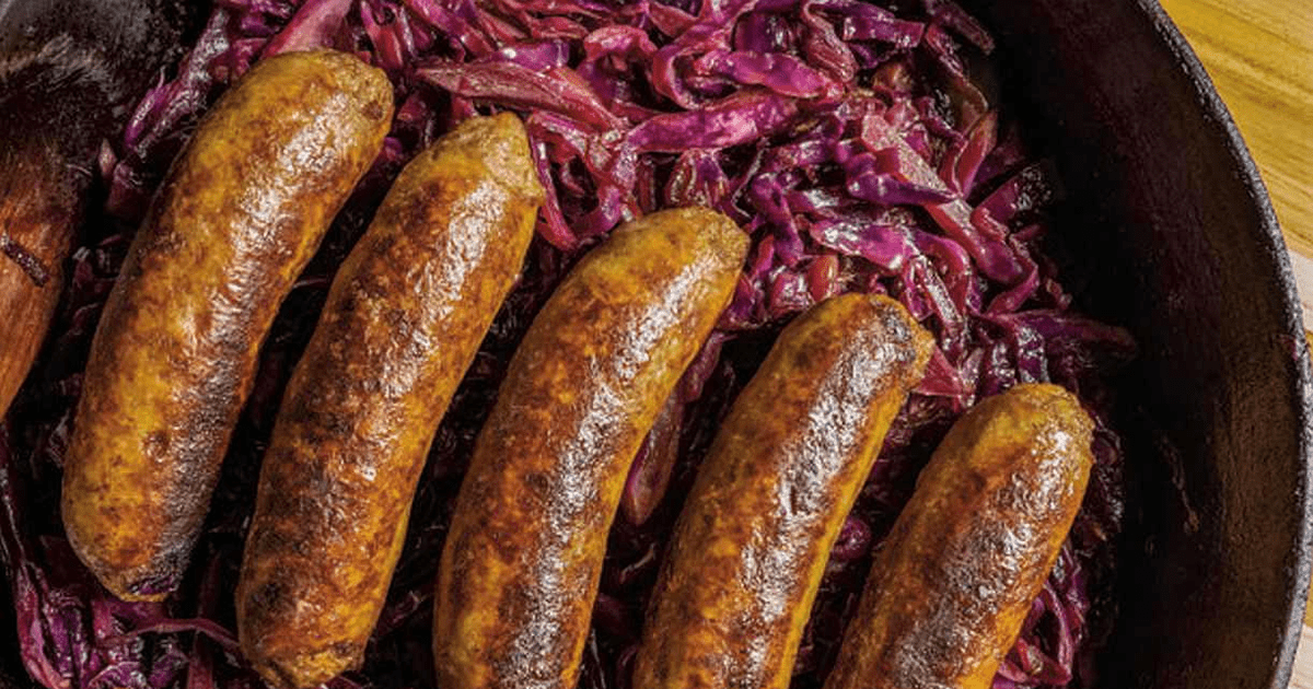 Cârnați pe pat de varză roșie