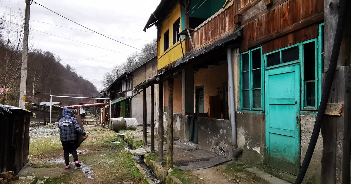 Colonia Aninoasa din Hunedoara, evacuată de frica seismelor. Blocurile ...