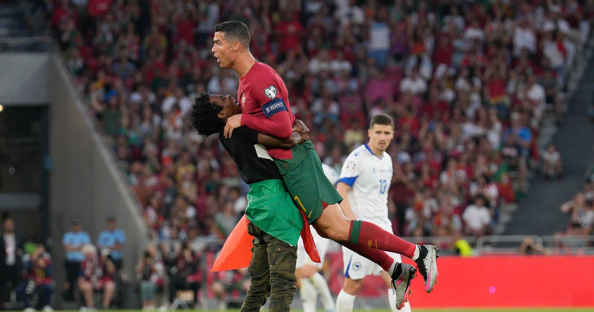 Cristiano Ronaldo, luat pe sus de un suporter. Moment bizar în preliminariile Euro 2024. Cum a ...