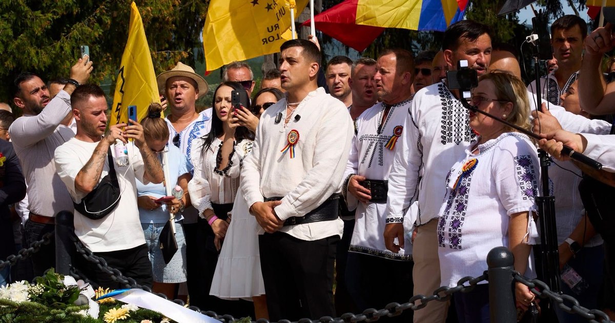 George Simion's photographer climbs Avram Iancu's tomb for photos ...