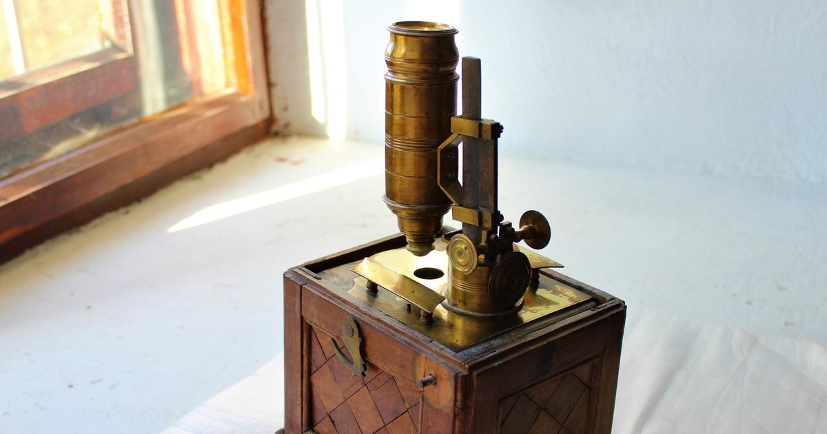 Microscopul vechi de peste 200 de ani, cu mostra intactă. Cum arată ...