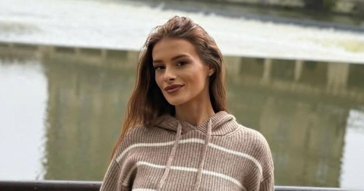Teodora a debutat într-un studio de videochat sub îndrumarea călăului ...