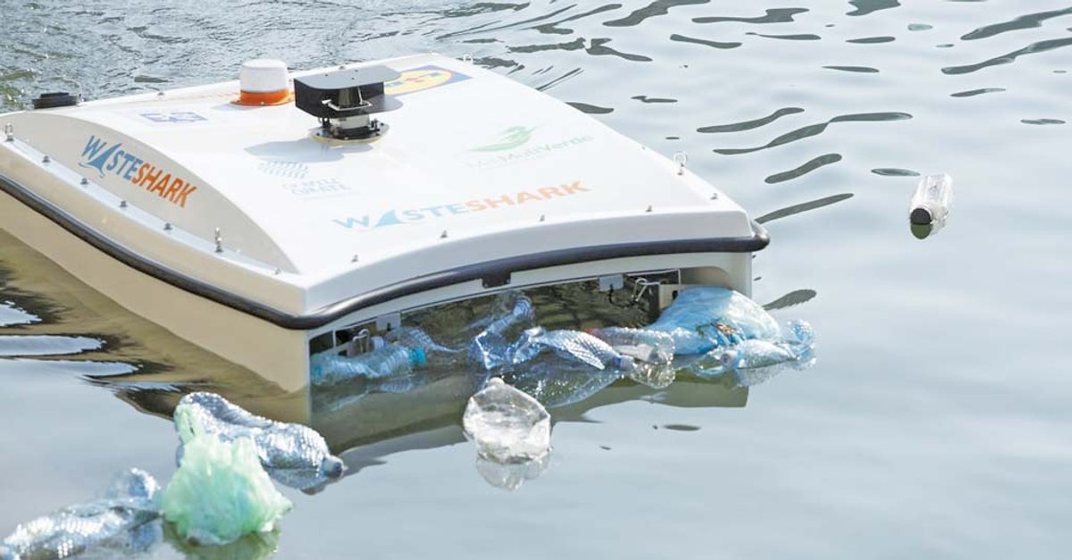 «Rechinul-gunoier» curăţă apele României