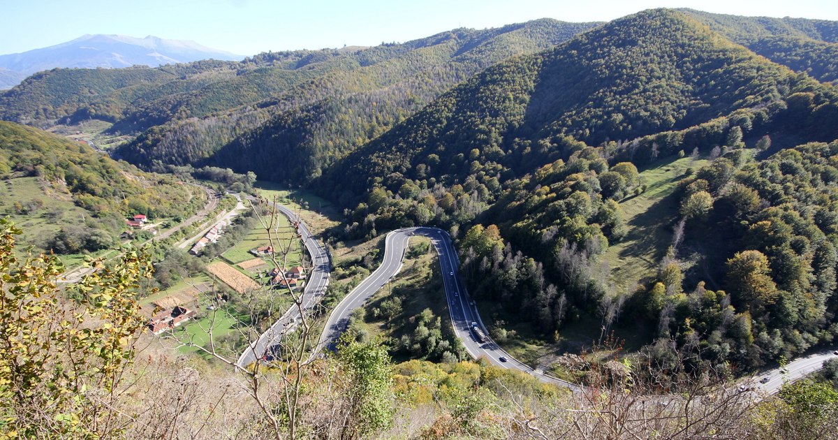 Orașul minier înconjurat de monumente ale naturii. Se află în inima ...