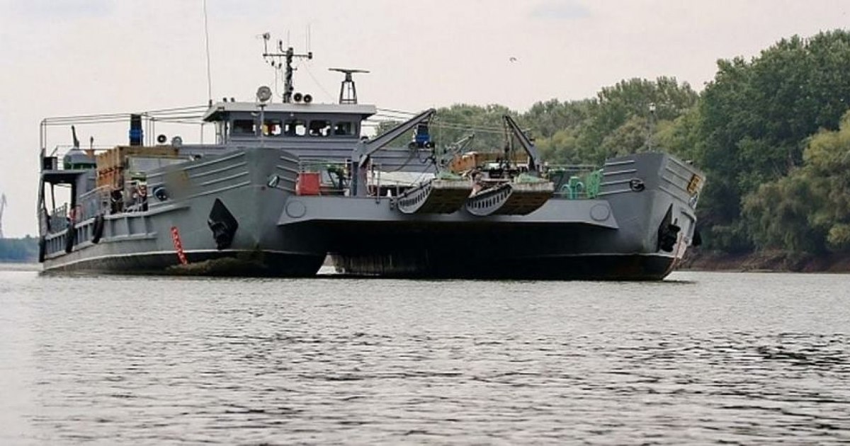 Bac fluvial militar la Galaţi, cu o capacitate totală de transport a ...