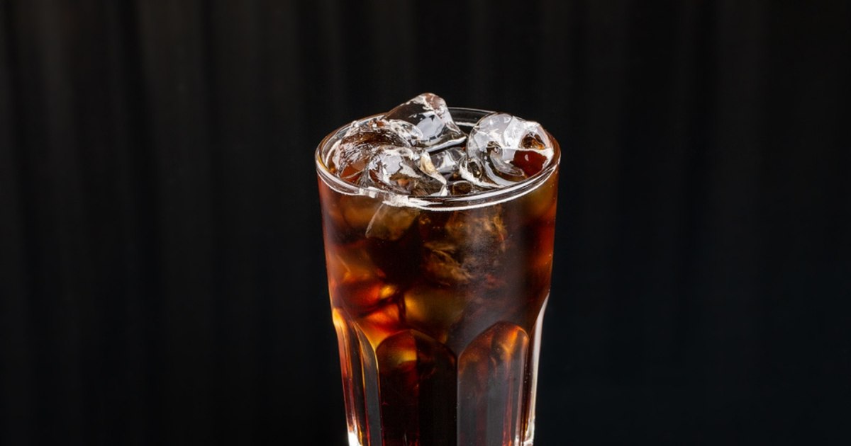 Nutriționistul care a băut cola fără zahăr „în loc de apă”. De ce se ...