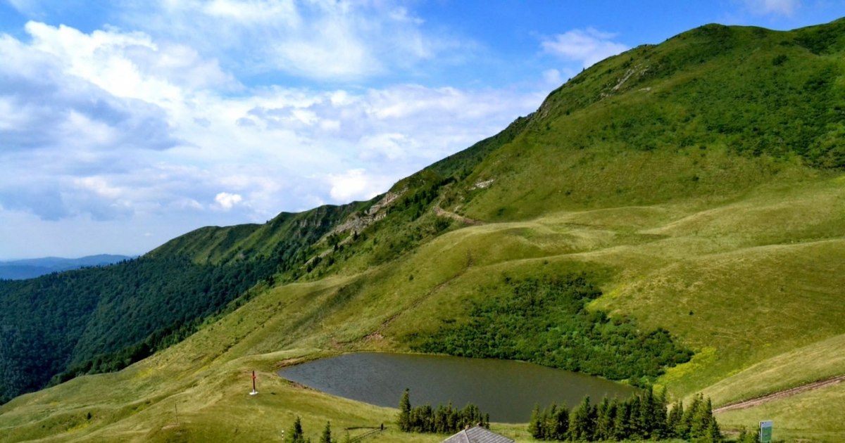 Drumeţie spre legendarul lac „fără fund” din vârful Munţilor Siriului ...