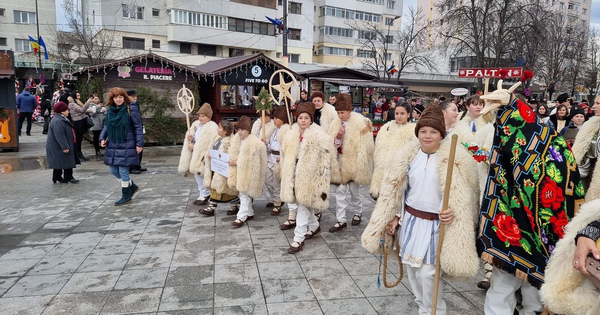 Colindători din toată țara, la Festivalul Datinilor şi Obiceiurilor de Iarnă de la Focșani FOTO ...