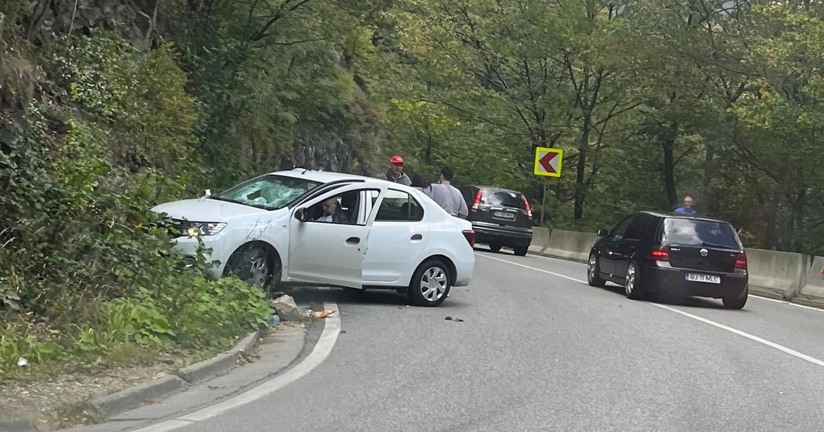 Un bolovan a căzut peste o mașină aflată în mers, în Defileul Jiului ...