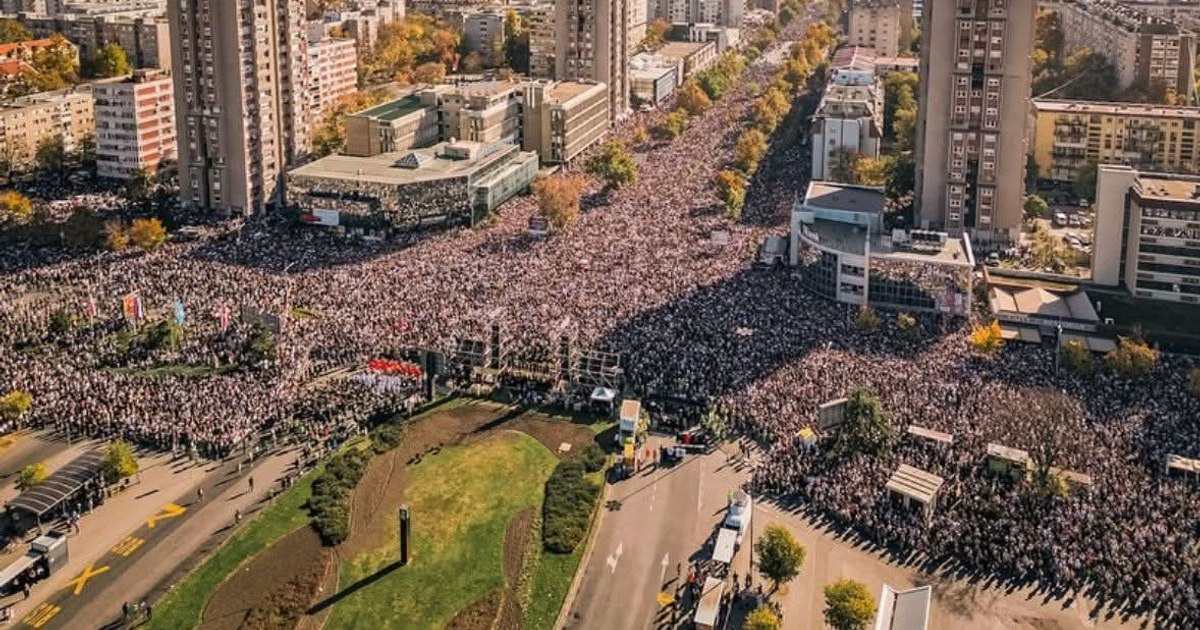 Imagini impresionante de la mitingul din Serbia. Zeci de mii de oameni ...