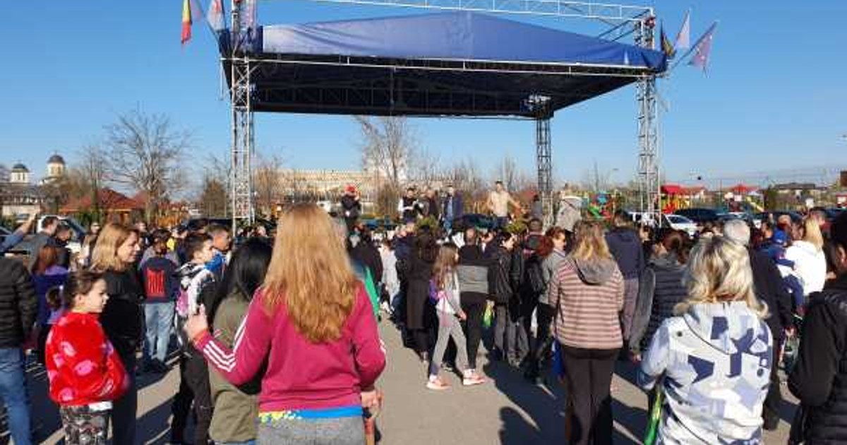 Astăzi am plantat un copac şi el a primit numele meu. Am fost sute care ...