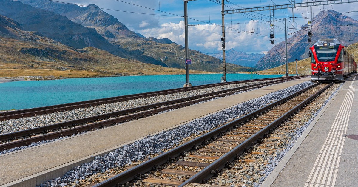 Viteză record pentru un tren în România. În cât timp a parcurs o ...