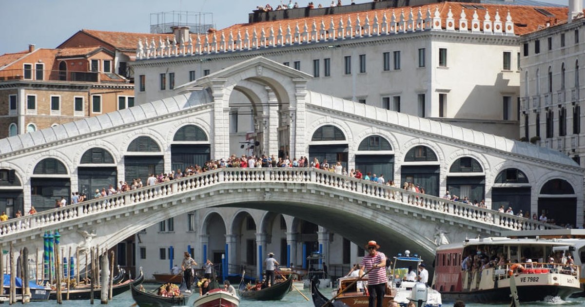 Podul Rialto din Veneţia, inaugurat la doi ani de la restaurare ...
