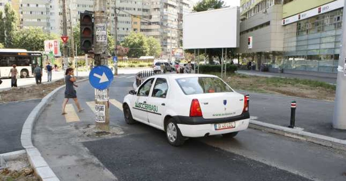 FOTO Cum s-a transformat un stâlp de iluminat în obstacol rutier ...