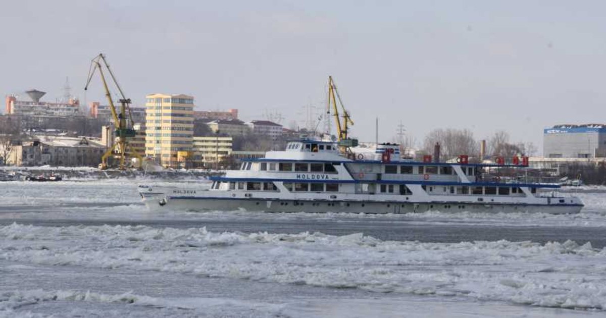 Se reia traficul de călători pe canalul Sulina. Nava Moldova a plecat ...