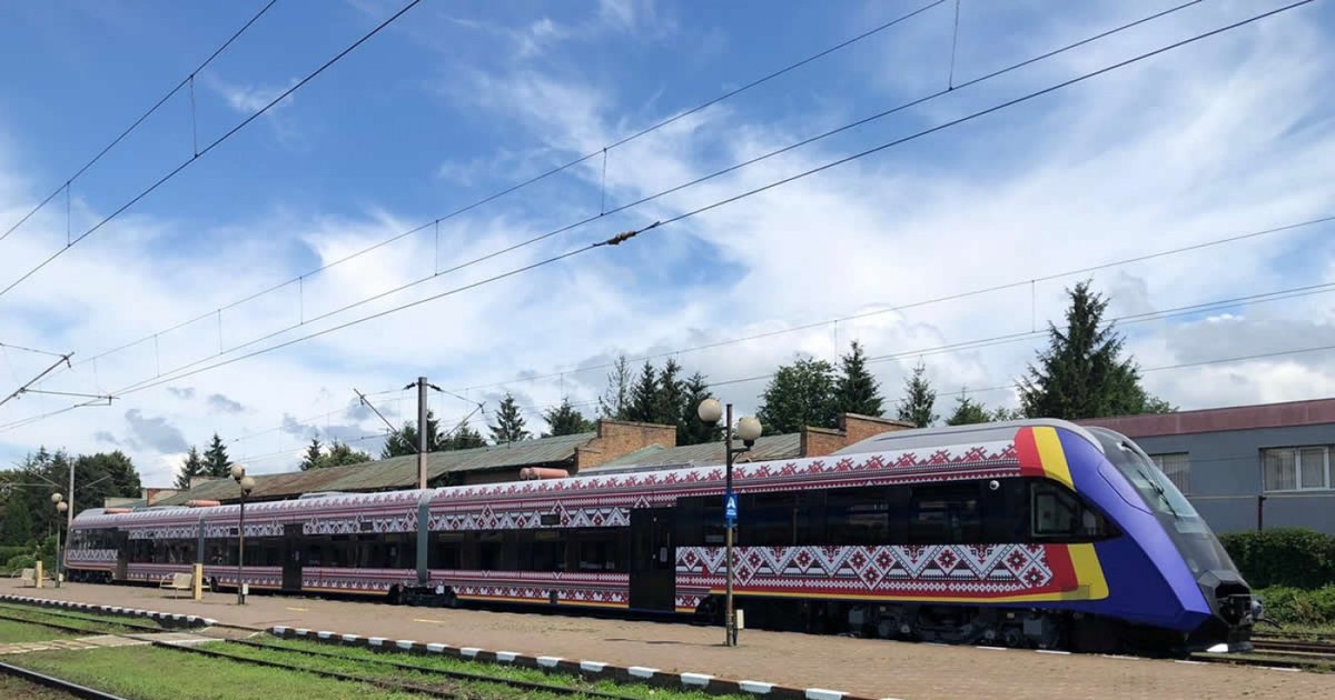 Tren românesc proiectat pentru 120 km/h, pus pe şine care permit doar ...