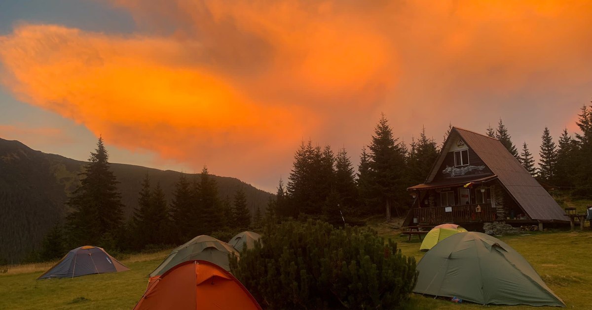 Locurile din Retezat unde turiștii pot rămâne noaptea, cu cortul. Ce nu au voie să facă pe munte ...