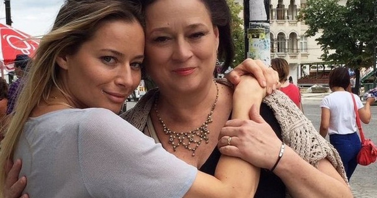 Drama Laurei Cosoi: mama a avut cancer, tatăl a murit din cauza COVID ...