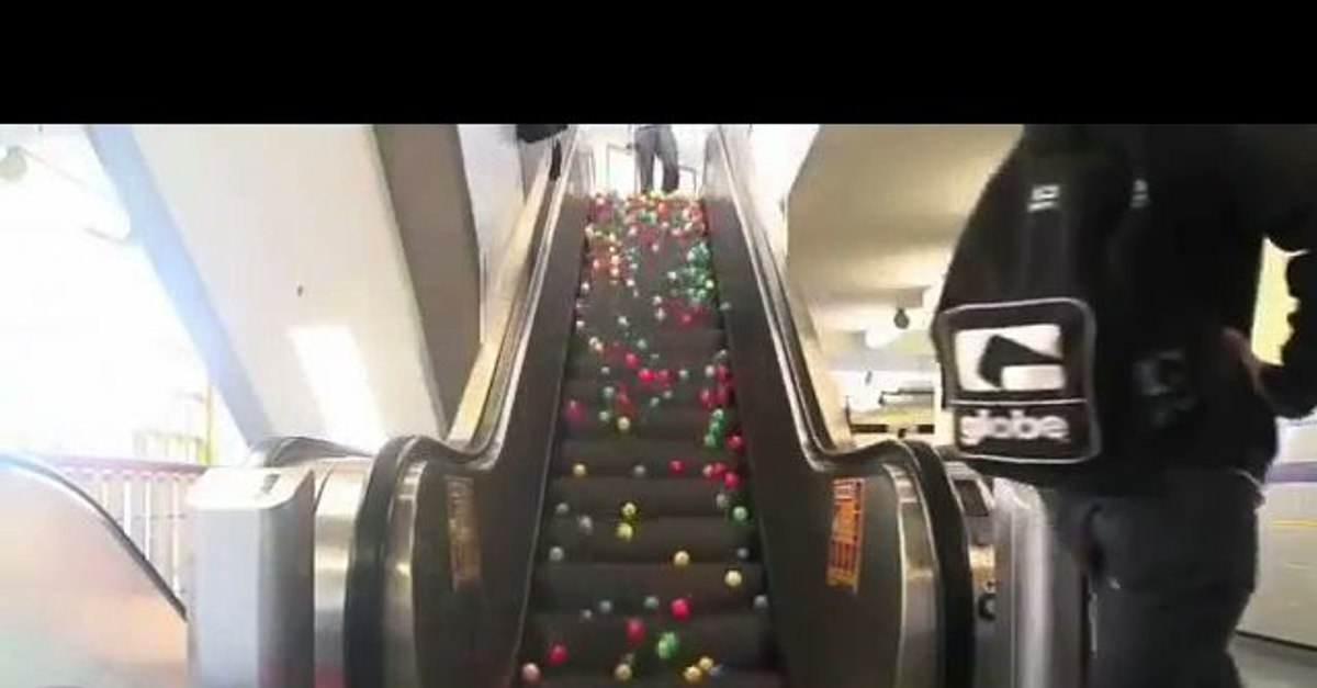 VIDEO Mingi pe scara rulantă