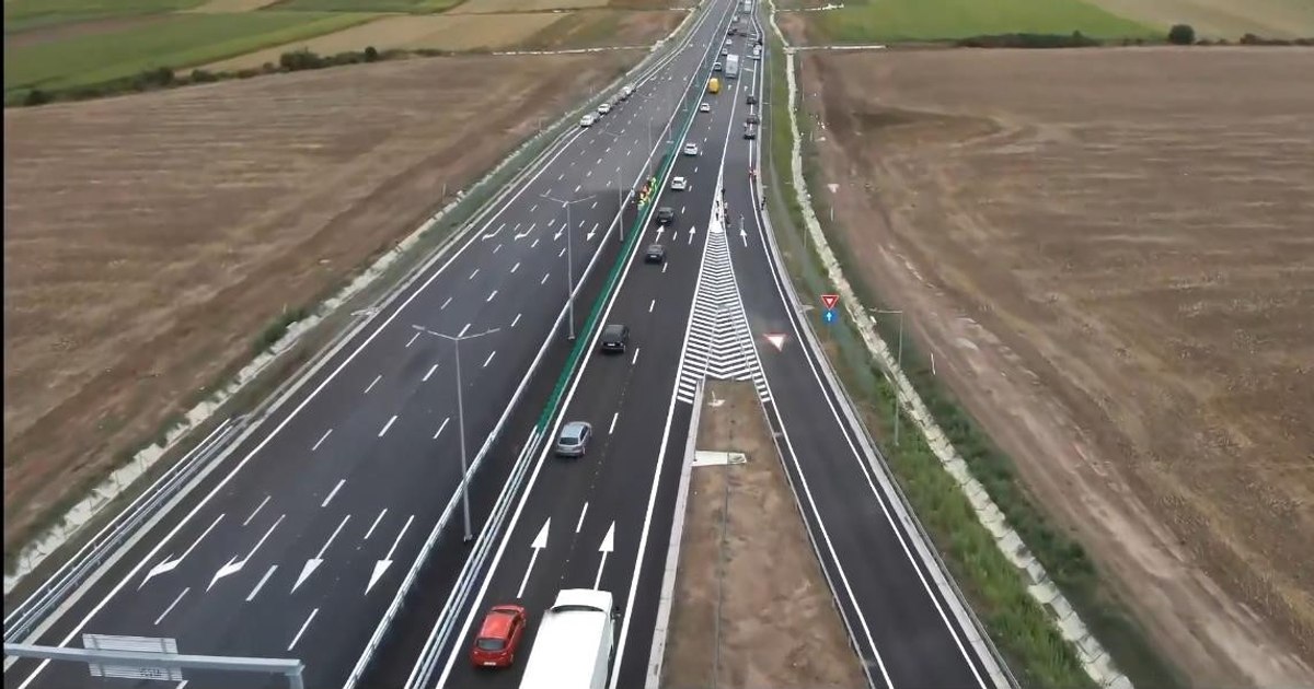 Ultimul tronson al Drumului Expres Craiova–Pitești a fost deschis traficului. Legătura rapidă ...