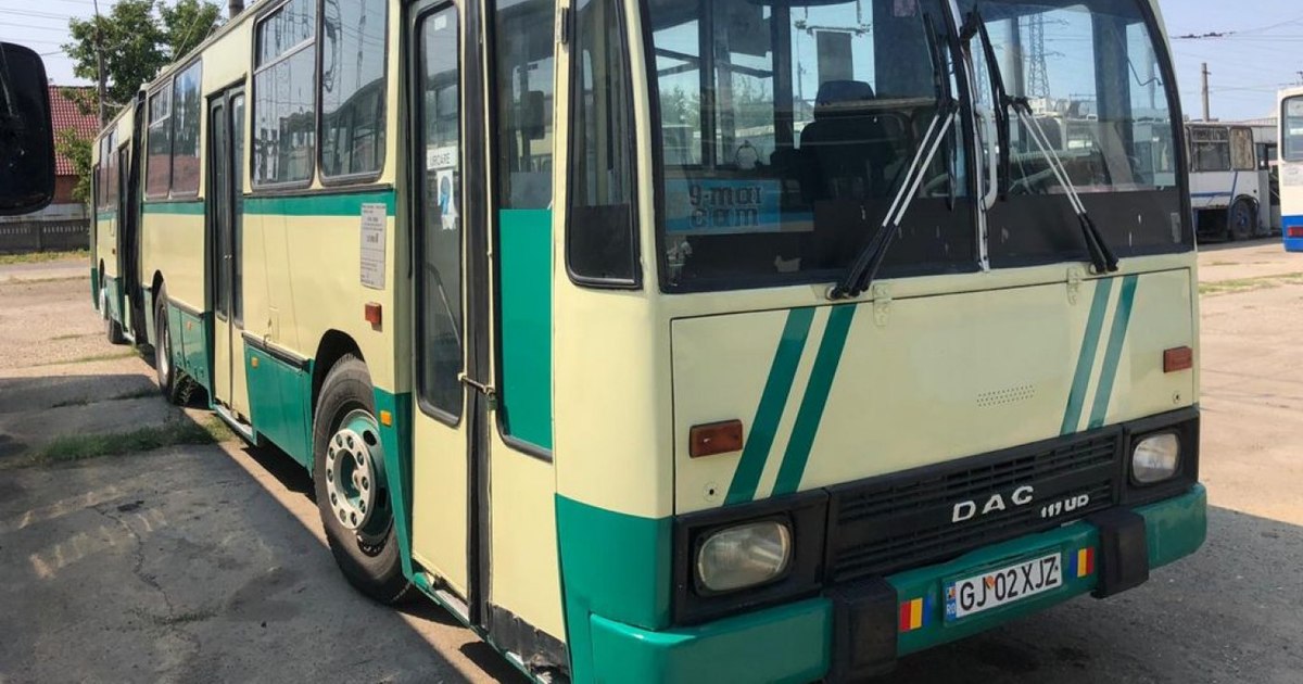 Singurul autobuz articulat românesc care mai este în funcţiune poate fi ...