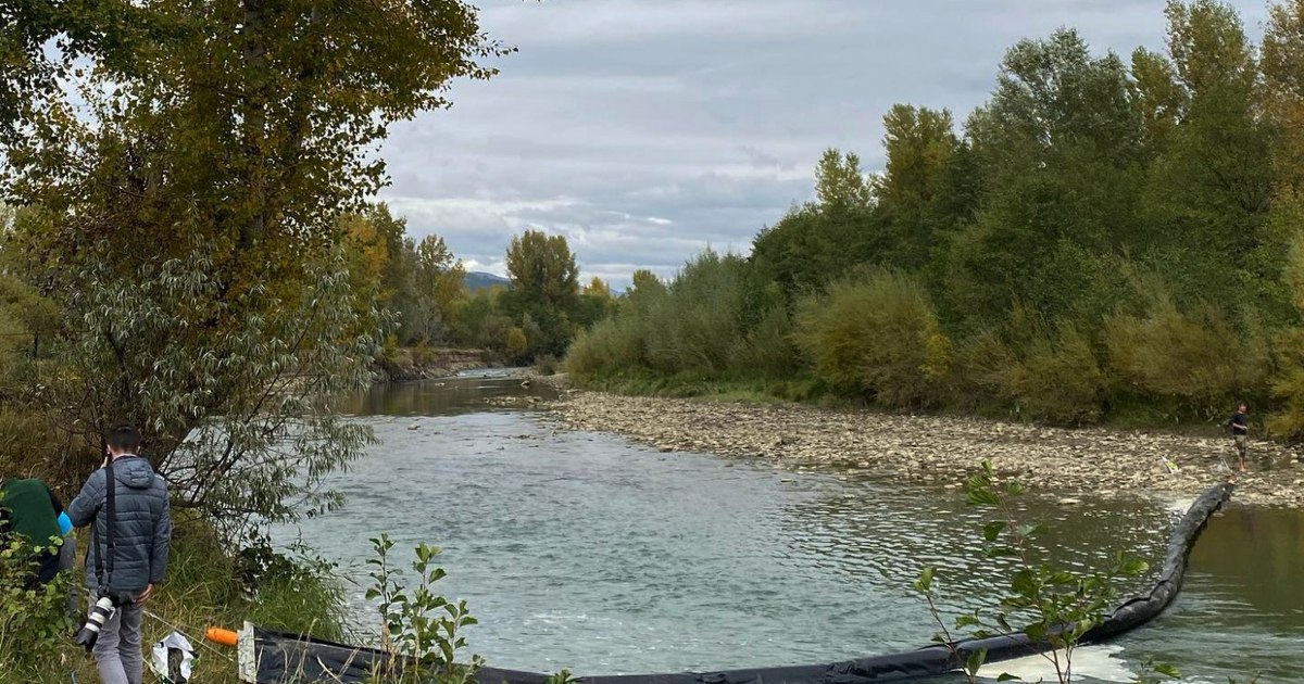 Bariere colectoare de plastic, noile arme în lupta cu poluarea râurilor ...