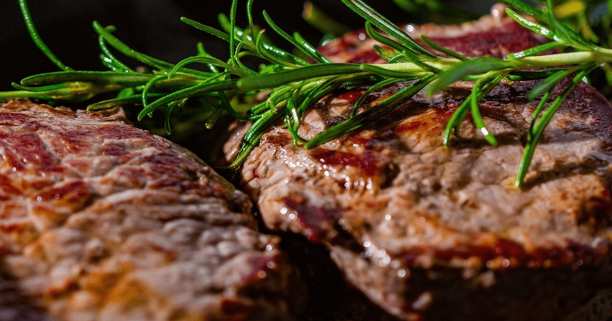 Antricot de vită la grătar, aromatizat cu rozmarin