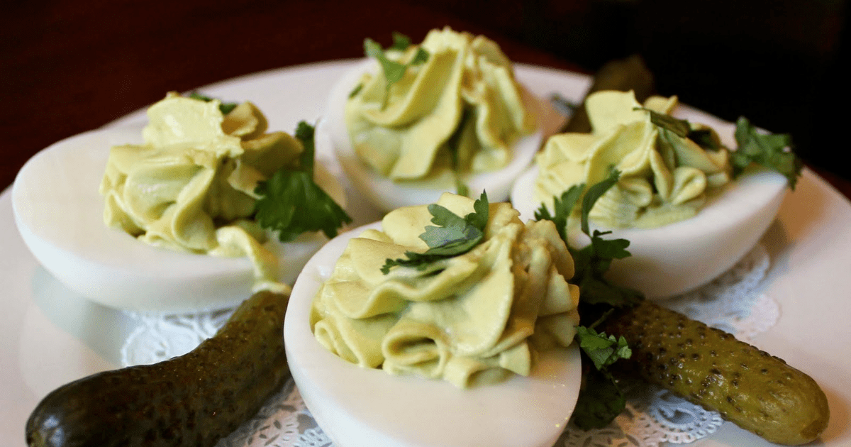 Ouă umplute cu pastă de wasabi