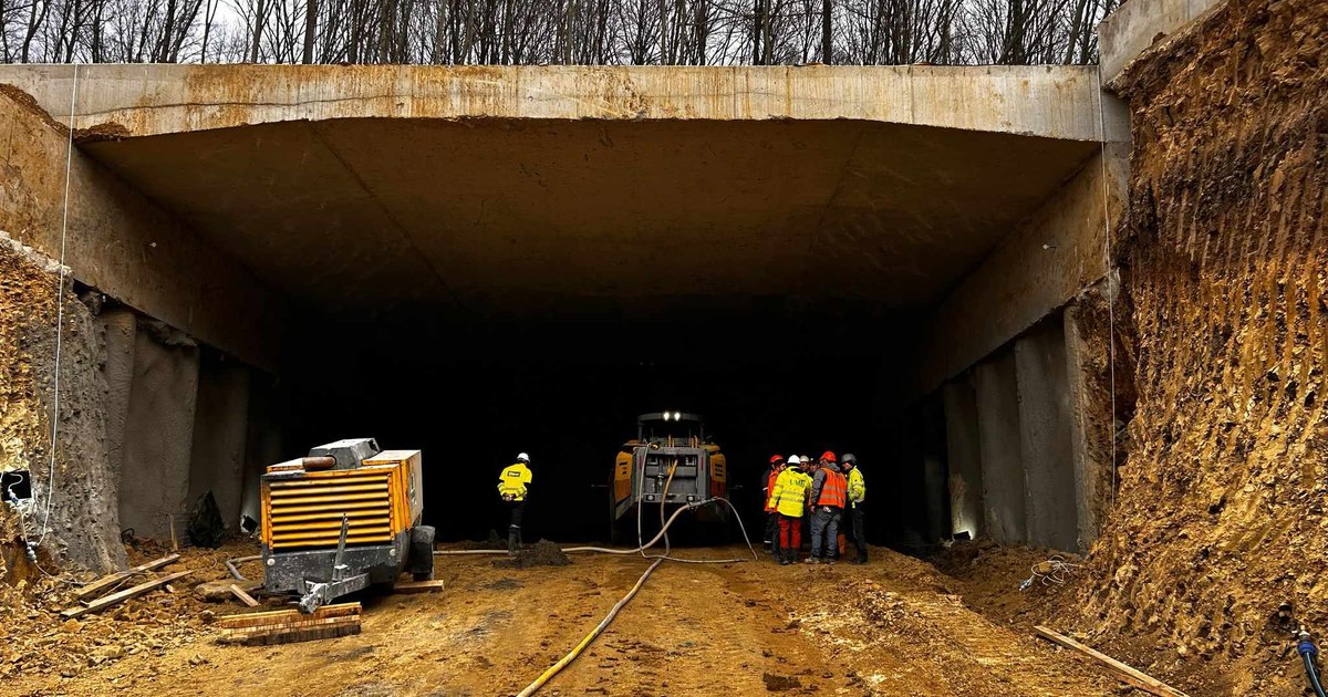 Premieră pe șantierul autostrăzii cu tuneluri: „Lucrări 24 de ore din 24, șapte zile pe ...
