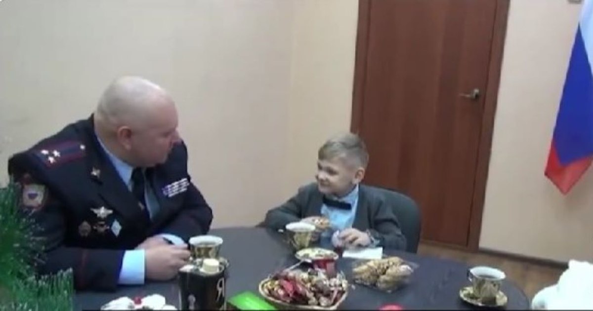 Un copil rus de șase ani, rămas orfan de tată, a fost consolat de un ...