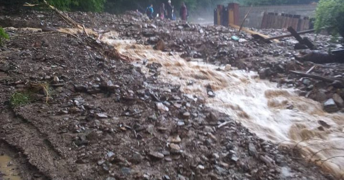 FOTO Furtună urmată de viituri pe Râul Mare la Cugir. Drumul şi câteva ...