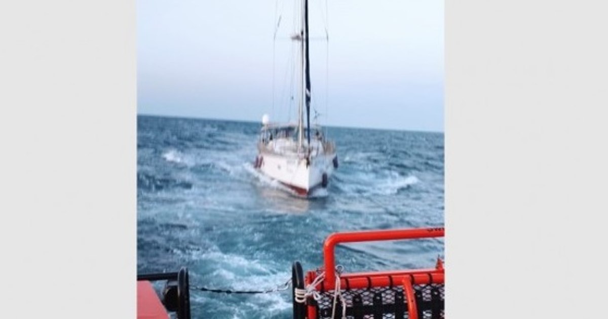 Ambarcațiune cu vele, în pericol de răsturnare pe Marea Neagră. Opt ...