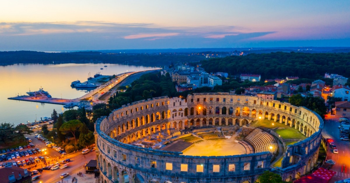 Doi români au vizitat singurul amfiteatru roman care și-a păstrat ...