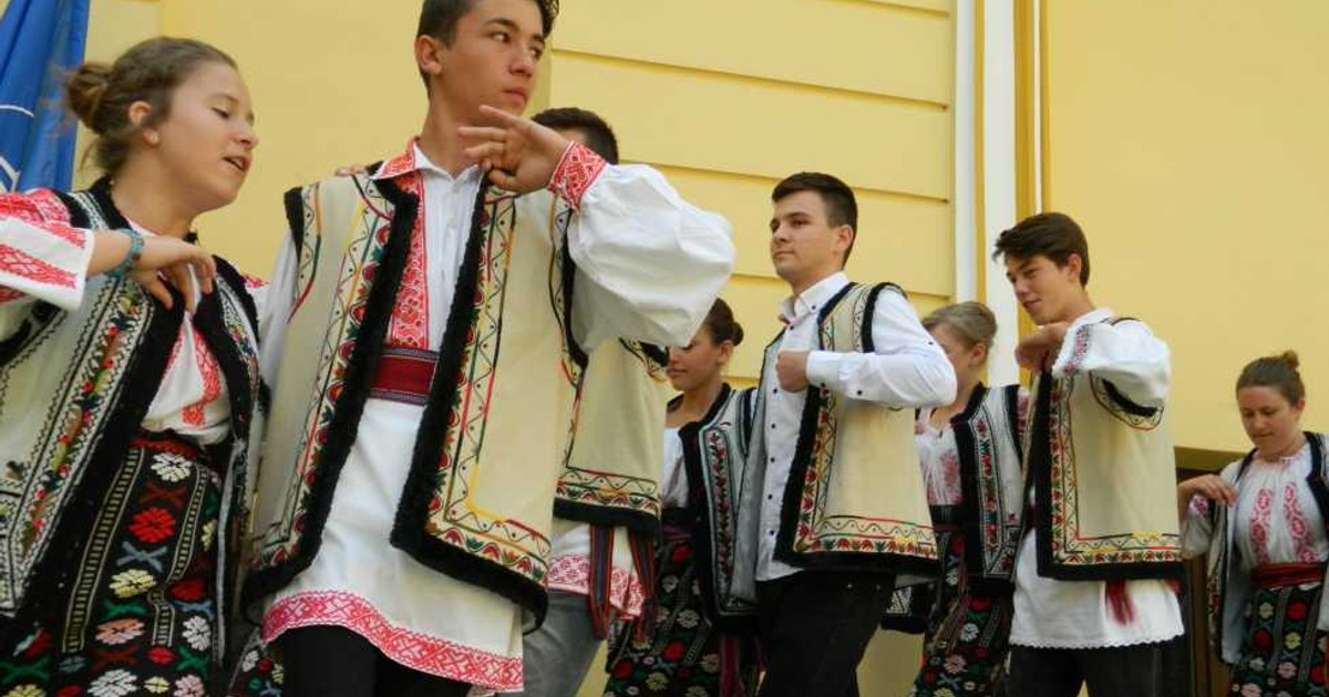 Cele mai importante sărbători din satul românesc. Cu ce produse sunt ...