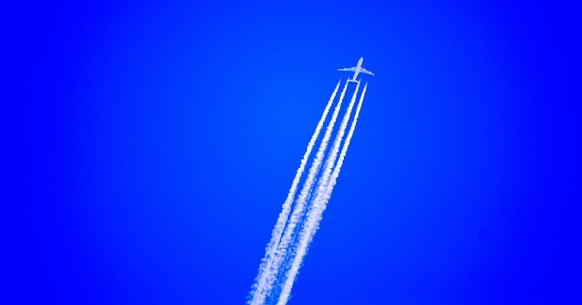 Dârele albe lăsate de avioane pe cer vor fi monitorizate. Decizia n-are ...
