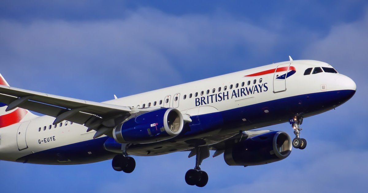 Însoțitor de zbor de la British Airways, găsit dansând complet ...