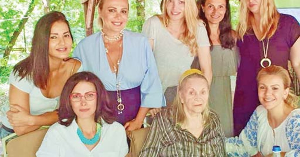 Mama Zina, serbată la 82 de ani de manechinele «Epocii de Aur»