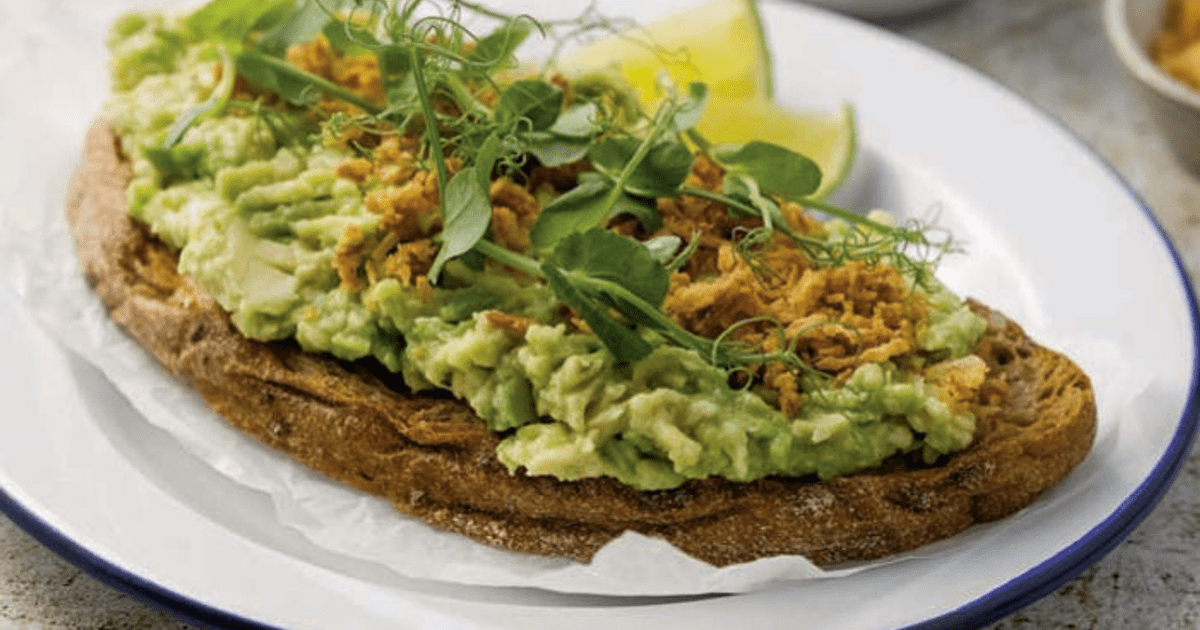 Toast cu avocado şi ceapă crocantă