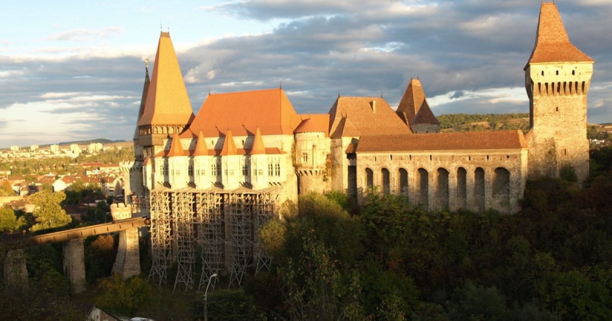 Locuri bântuite din România: poveştile sumbre despre Castelul ...