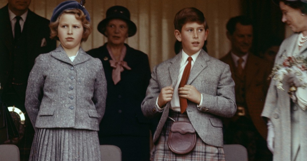 Copilăria tristă a Prinţului Charles. Un copil timid şi sensibil ...