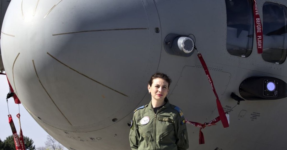 Simona Măierean, prima femeie pilot de avion supersonic din România ...