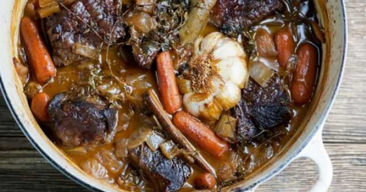 Coaste de vită în vin roşu. Află cum să prepari deliciosul preparat ...