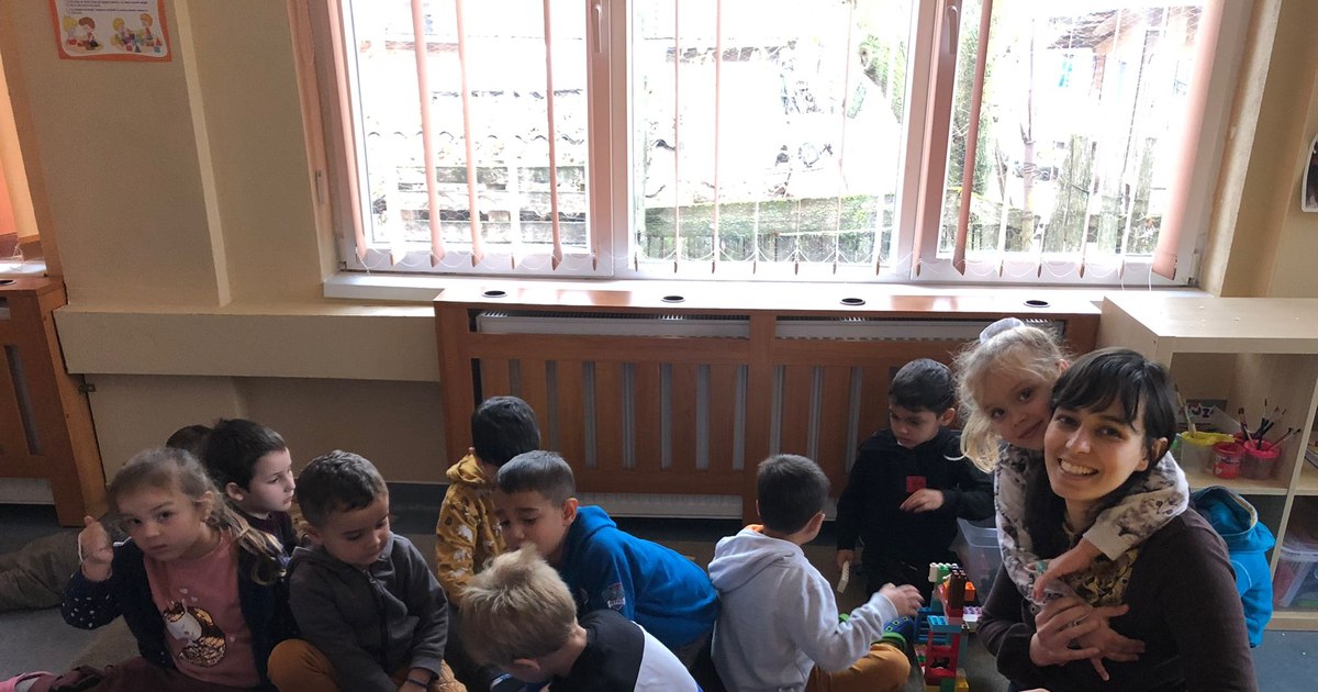 Învățarea în tava cu mălai. Ana Georgiana Ghineț, educatoarea din ...