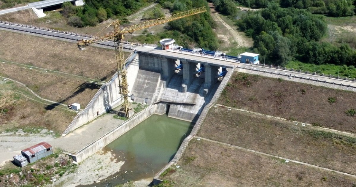Marele baraj din România construit în 35 de ani, rămas fără lac de ...