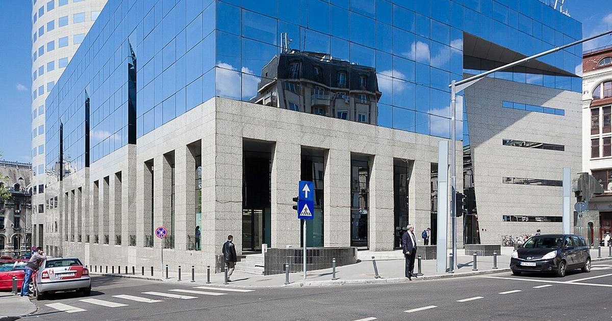 Clădirea Bancorex a fost vândută cu 27 milioane de euro. Cine este noul ...